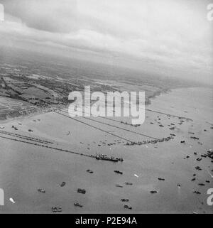 Weltkrieg zwei Phoenix-Senkkästen bilden einen improvisierten Mulberry Hafen am Goldstrand ...