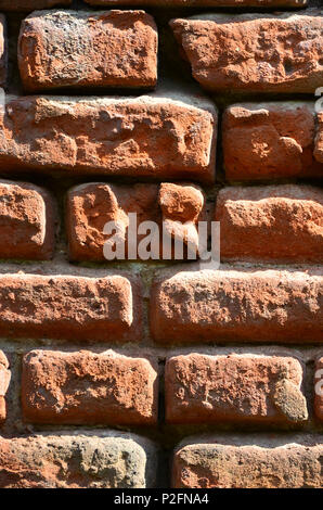Die senkrechte Wand Textur aus mehreren Zeilen der sehr alten Mauerwerk aus rotem Backstein ...