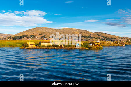 Peru, Titicaca-See. Quechua oder Uros Indianer in die schwimmenden Inseln der Uros ...
