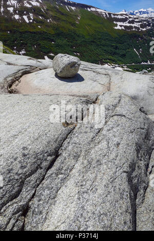 Vergletscherte Granitplatte mit findling durch Gletscher links ...