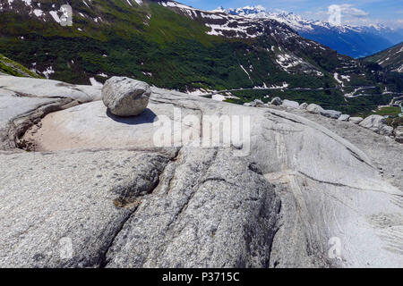 Vergletscherte Granitplatte mit findling durch Gletscher links ...