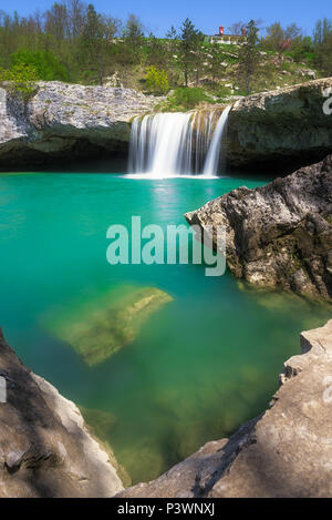 Pazincica Fluss und Wasserfall Zarecki krov im Frühling, Blick aus der ...