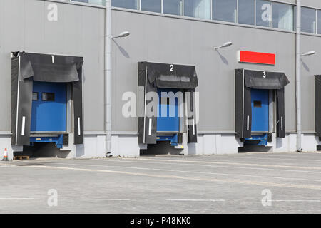 Cargo Dock Rampen für LKW-Beladung bei langen Auslieferungslager ...