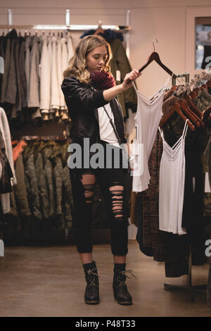Schöne Frau Auswahl Kleidung aus dem Rack Stockfotografie - Alamy