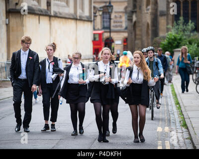 Oxford College-Studenten tragen traditionelle "Sub Fusc' Kleidung für ...