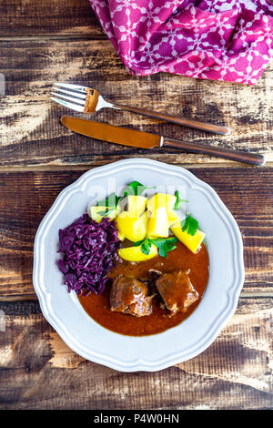 Rinderroulade mit Kartoffeln und Rotkohl auf Platte Stockfotografie - Alamy