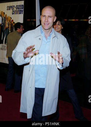 Michael Rosenbaum Ankommend an der Kreuzung 'Im Dutzend billiger ...