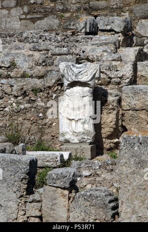 ARTE GRIEGO. GRECIA. RUINAS DE CORINTO. Vista de la FUENTE DE PIRENE ...