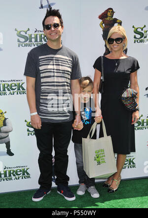 Mark Hoppus mit seiner Frau Skye Everly und Sohn Elizabeth Glaser ...