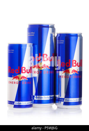 Dosen Red Bull Energy Drink in den Regalen der ein Lebensmittelgeschäft ...