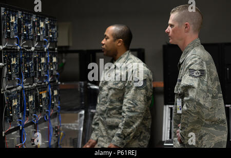 (Von rechts nach links) der 90th Missile Wing Commander Col. Terreance ...