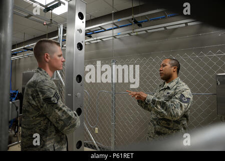 (Von rechts nach links) der 90th Missile Wing Commander Col. Terreance ...