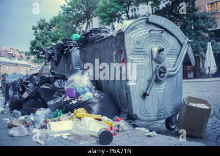 Ein Metall Müll Mülleimer überfüllt mit Abfall Chips Essen Kunststoff ...