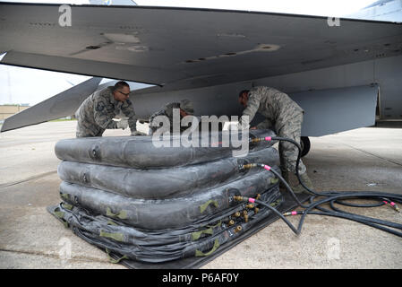 USA Die Aufseher der Air Force mit dem 177. Fighter Wing führen eine ...
