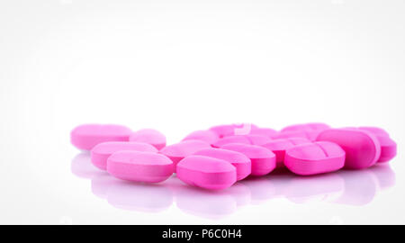 Stapel von rosa Tabletten Pille auf weißem Hintergrund in der Nähe von ...