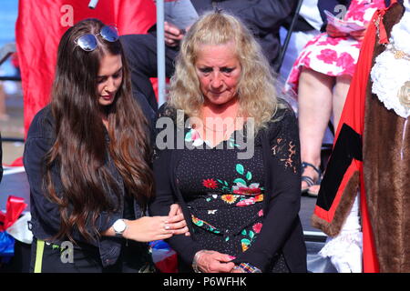 Frau Marilyn Linton, Witwe des späten Clive Linton ist mit der ...