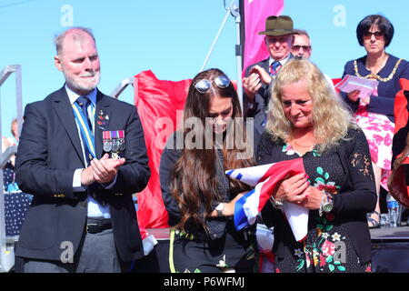 Frau Marilyn Linton, Witwe des späten Clive Linton ist mit der ...