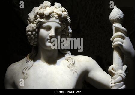 Statue des Dionysos, Gott des Weines, mit Krone der grape Cluster ...