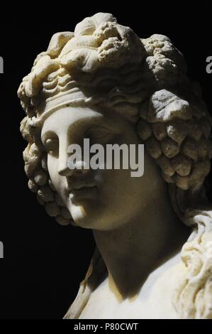 Statue des Dionysos, Gott des Weines, mit Krone der grape Cluster ...