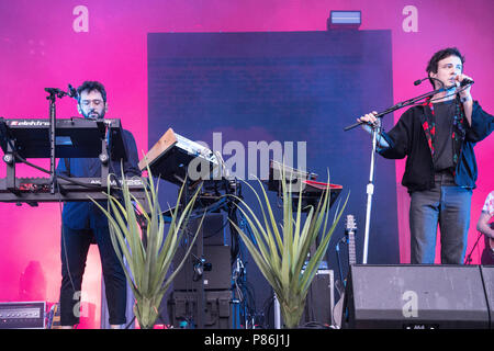 MGMT (Andrew VanWyngarden, rechts, und Benjamin Goldwasser, links) live ...