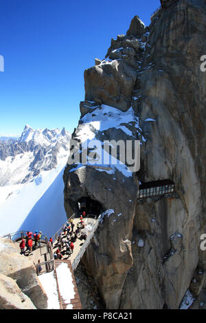 Touristen an der Aussichtsplattform auf der Aiguille-du-Midi in das Mont Blanc Massiv in ...