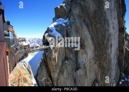 Menschen auf der Brücke, die Aussichtsplattform an der Aiguille du Midi Top Téléphérique ...