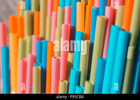 Bunte plastik Trinkhalme. Kunststoff Verschmutzung Konzept Stockfoto ...