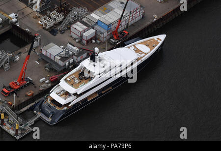 Eingereicht - 15. Juni 2018, Deutschland, Lemwerder: eine große Yacht ...