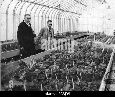 Henry Teuscher avec Le frere Marie-Victorin a la Serre A-1, 1936 ...