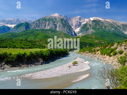Fluss Vjosa, Tal der oberen Vjosa, Bergdorf ZhepÎ in der Nähe von Aoös ...