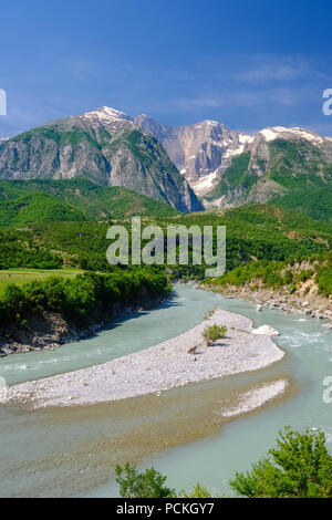 Fluss Vjosa, Tal der oberen Vjosa, Bergdorf ZhepÎ in der Nähe von Aoös ...