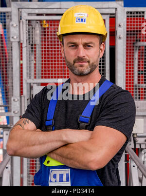 Hamburg, Deutschland. 10. Juli 2018. Benjamin Lueders, Kranführer, steht vor seinem Arbeitsplatz ...