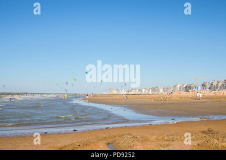 Blick zur Stadt mit Promenade, Belgien, Knokke Stockfotografie - Alamy