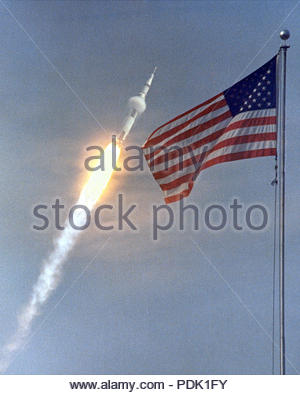 Apollo 11 Saturn V-Rakete vom Vehicle Assembly Building zur Startrampe ...