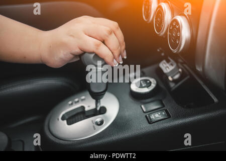 Hand auf automatische Gangschaltung, Mann hand schalten eine ...