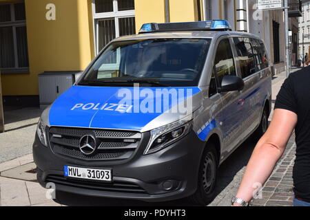 Mercedes-Benz-Deutsch-Polizeiauto männlich weiblich Polizei Offiziere ...