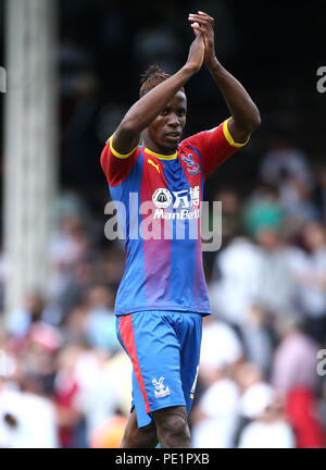Crystal Palace Wilfried Zaha begrüßt die Fans auf dem Schlusspfiff in ...
