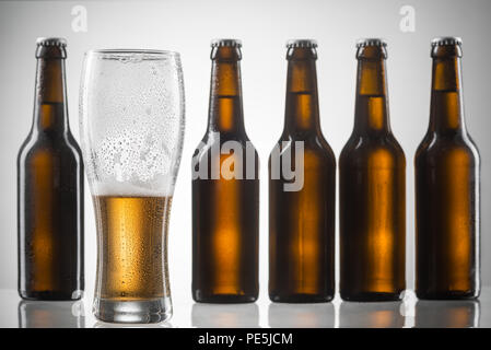 Fünf leere braune Lagerbier Glasflaschen auf weißem Hintergrund ...