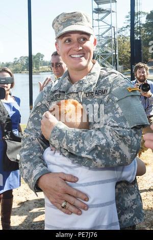 U.S. Army Reserve Maj. Lisa Jaster, Links, wurde die dritte Frau zu ...