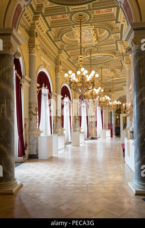 Innenansicht der Semperoper Opernhaus, Kronleuchter an der stuckierte ...
