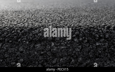 Close-up auf der Ebene der neue Asphalt an der Straße im Bau mit einem ...