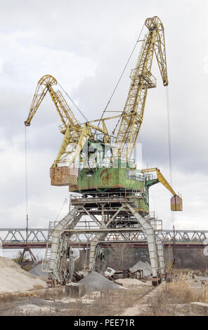 Gantry Kran mit einem Greifer, Kran Stockfotografie - Alamy