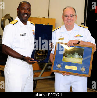 U.S. Navy hinten Adm. Stephen M. Pachuta, medizinischer Offizier der ...