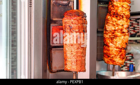 Traditionelle türkische Döner Kebap auf der Straße vorbereitet. Huhn ...