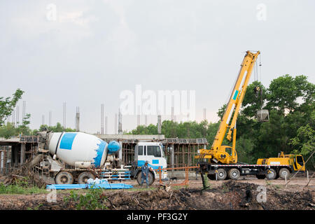 Mobiler Kran ist Carry Beton Unterzug zu Versammlung Gebäude, Höhe sind ...