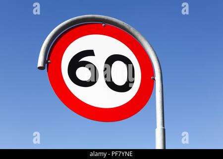 60 Geschwindigkeit Beschränkung Straßenschild auf weißem Hintergrund ...