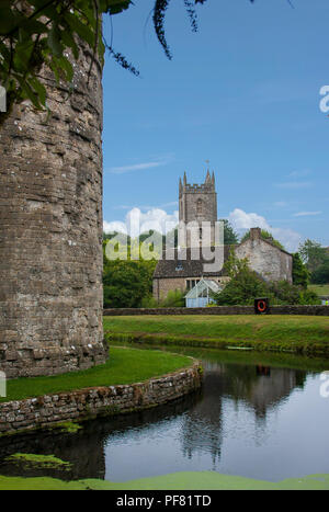 Blick auf nunney Schloss, Nunney, Somerset UK Stockfotografie - Alamy