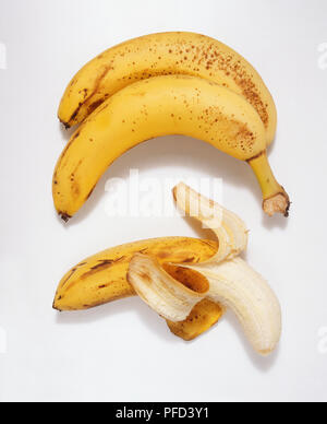 Halbe geschälte Banane Stockfoto, Bild: 74604546 - Alamy