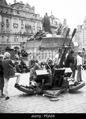 Truppen der Sowjetunion und der Warschauer Pakt Verbündeten drangen ...