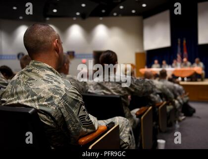 Air Force First Sergeants Teilnahme an einer Podiumsdiskussion am 23 ...